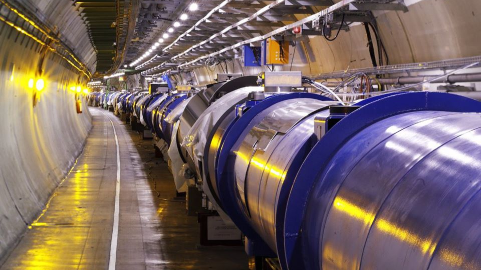 Cel mai mare accelerator de particule, LHC de la CERN, îşi reia activitatea