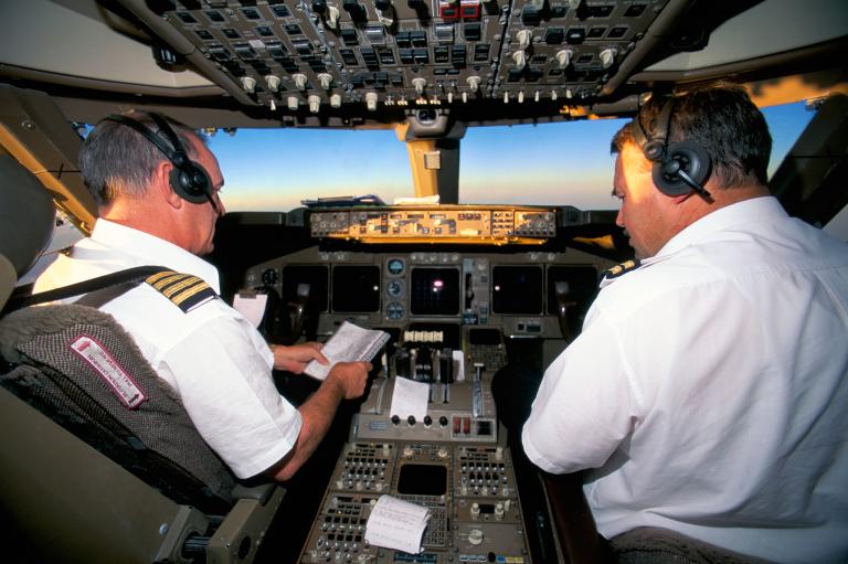 Omul sau mașina? Cum ajungem la avioane complet autonome