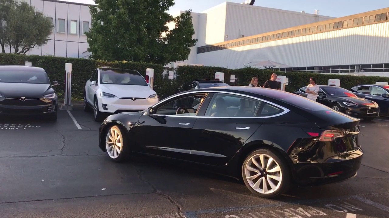Momentul E în rEVoluția mașinilor electrice: prima Tesla Model 3 a ...