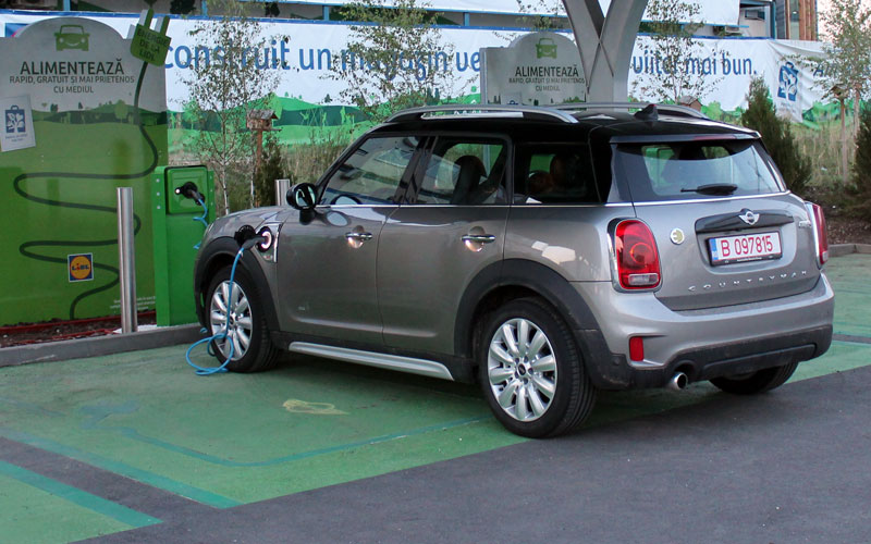 Am condus Mini Countryman plug-in hibrid, primul Mini de mare serie ...