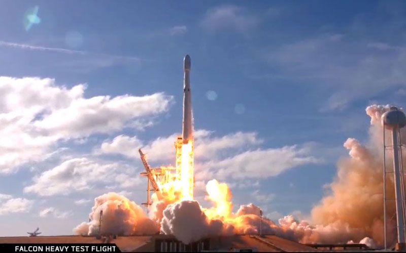 Elon Musk face istorie din nou: Falcon Heavy a trecut cu brio primul test!