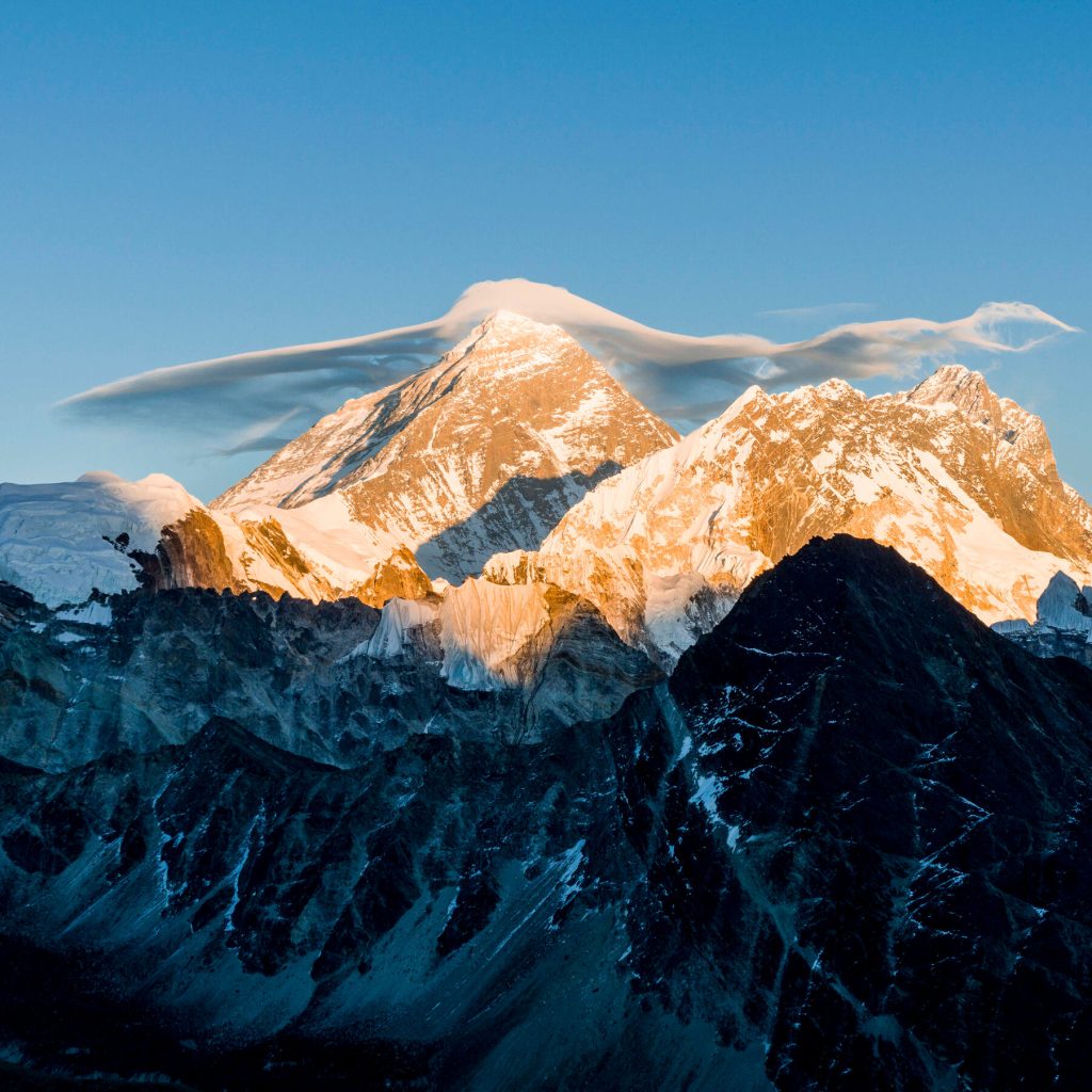 Un râu împinge spre vârful muntelui Everest