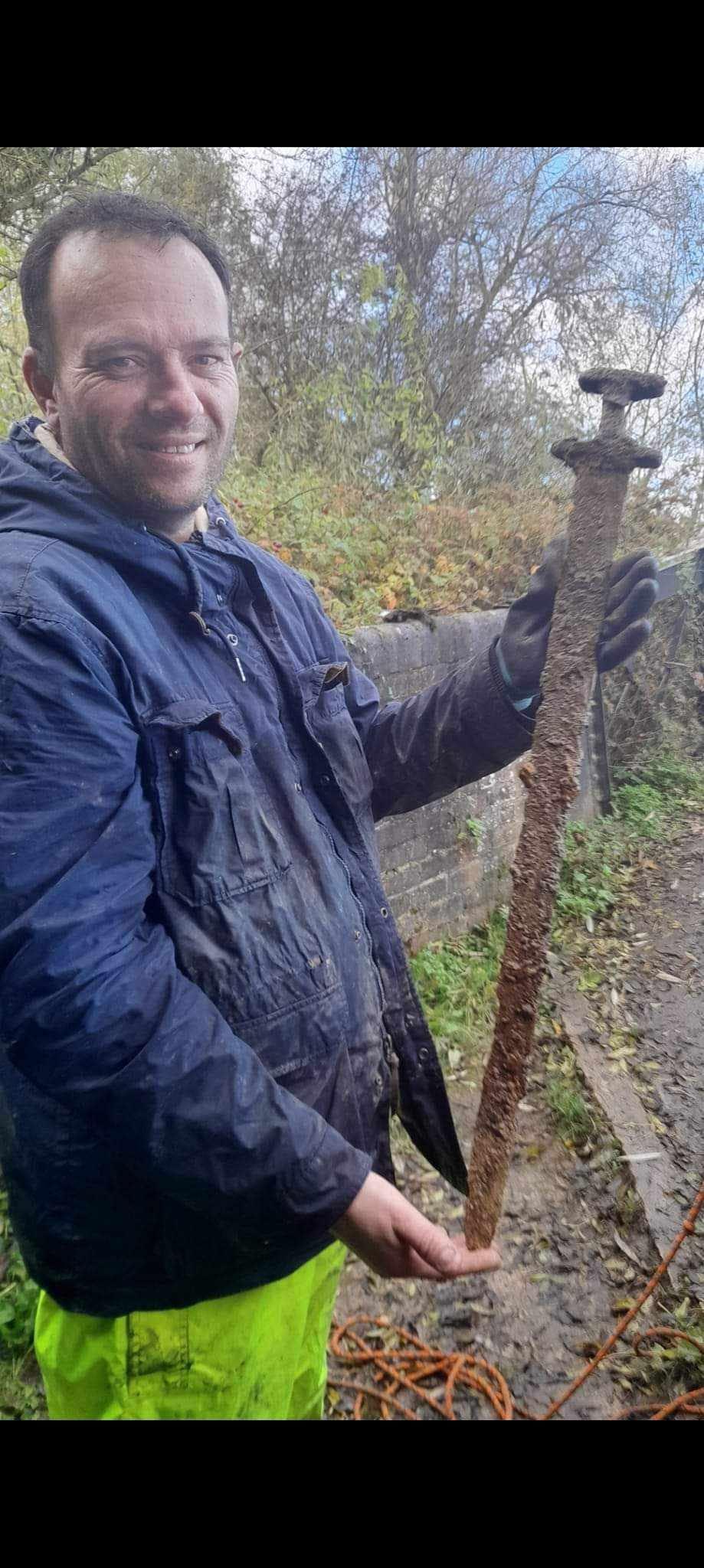 A aruncat un magnet într-un râu și a scos la iveală... o sabie vikingă ...